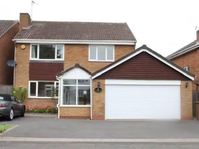 Cheap 1 BA 4 bedroom detached house for rent in Hay Lane, Shir.