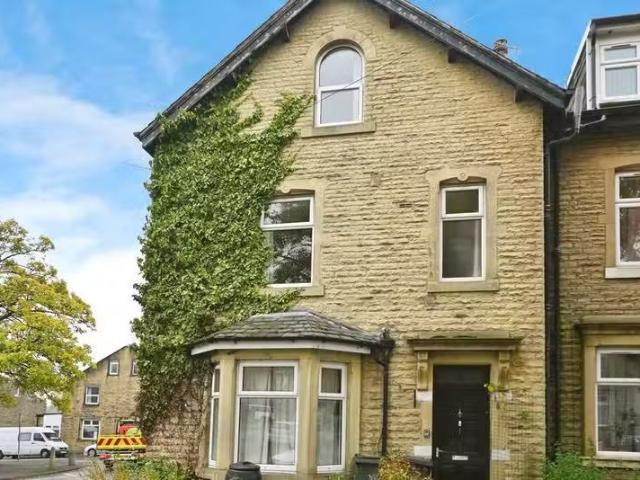 For Rent! 1 BA 4 bedroom end of terrace house for rent in Park.