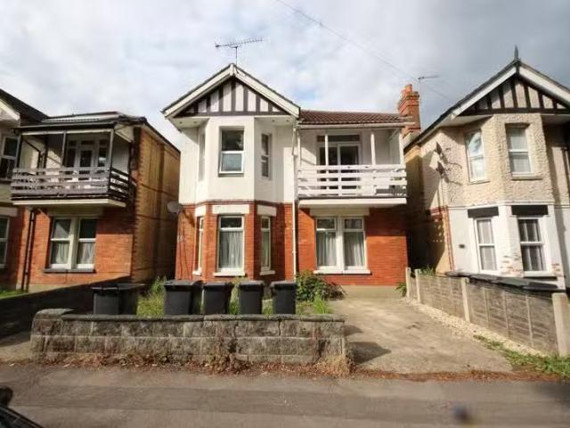 Cozy 1 BA 4 bedroom flat for rent in Maxwell Road, Winton, Bou.