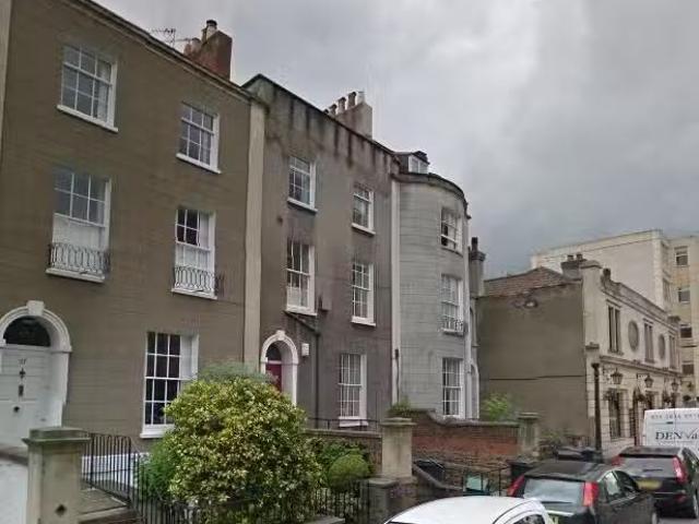 Charming 1 BA 4 bedroom flat for rent in Gordon Road, Clifton.