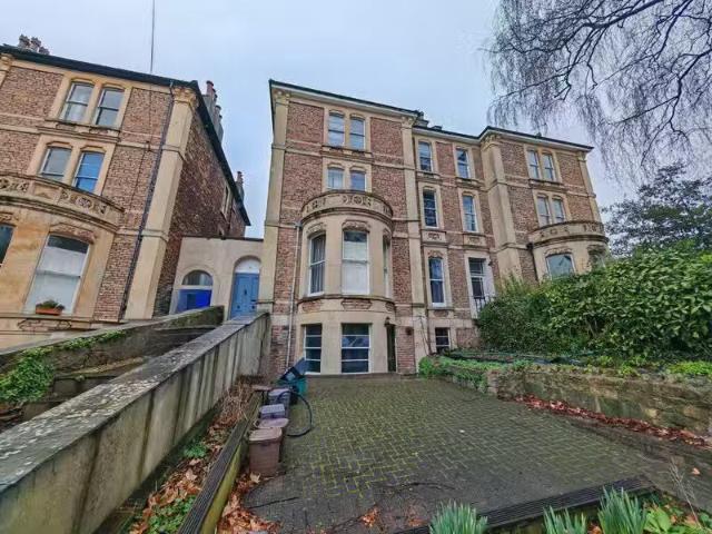 Nice 1 BA 4 bedroom flat for rent in St Johns Road First floor.