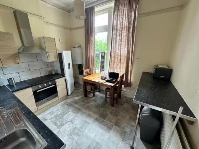 Charming 1 BA 4 bedroom flat for rent in Woodstock Road, Brist.