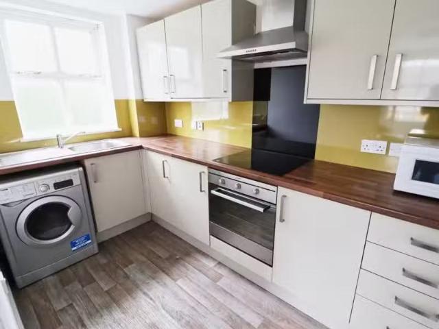 Cheap 1 BA 4 bedroom flat for rent in Wright Way, Bristol, BS16