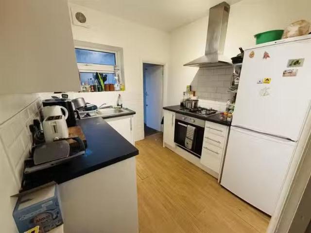 For Rent! 1 BA 4 bedroom house for rent in Beverley Road, Bris.