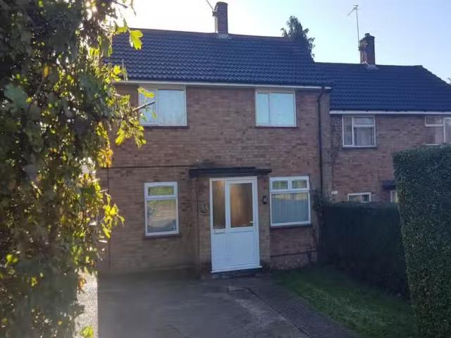 Cheap 1 BA 4 bedroom house for rent in Blackthorne Close, Hatf.