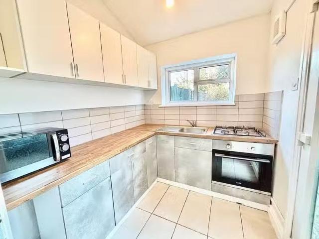 Cheap 1 BA 4 bedroom house for rent in Carlyle Road, London, E12