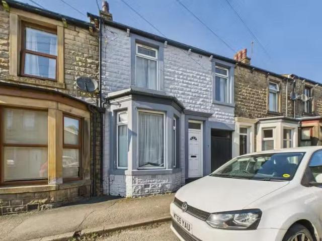 New 1 BA 4 bedroom private hall for rent in 7 Railway Street.