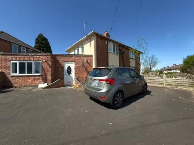 Cozy 1 BA 4 bedroom semi detached house for rent in Briarfield.