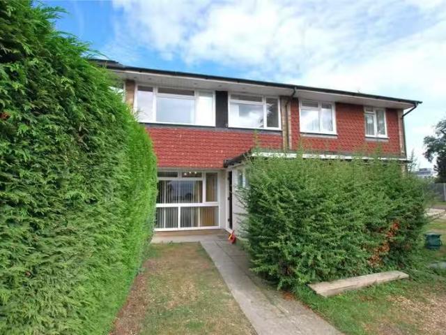 Deal! 1 BA 4 bedroom semi detached house for rent in Guildford.