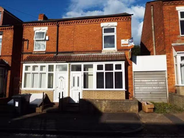 New 1 BA 4 bedroom semi detached house for rent in Hubert Road.