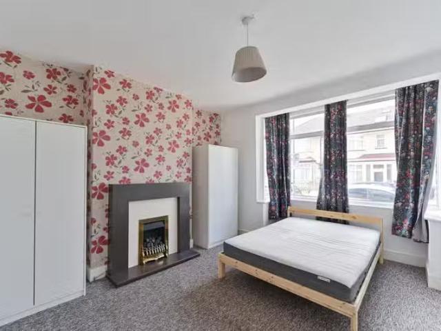 Cozy 1 BA 4 bedroom semi detached house for rent in St Barnaba.