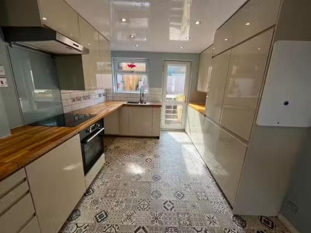 Unique 1 BA 5 bedroom terraced house for rent in Berkeley Clos.