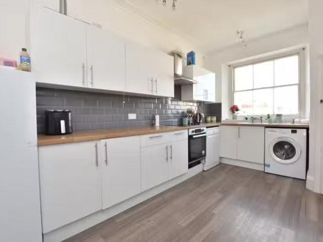 Cozy 1 BA 5 bedroom terraced house for rent in Canynge Square.
