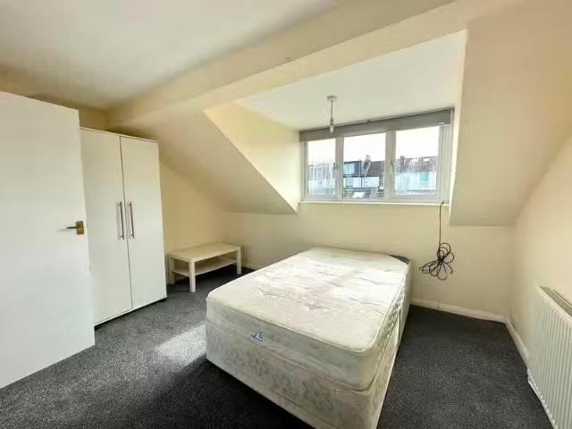 New 1 BA 5 bedroom terraced house for rent in Holland Street.