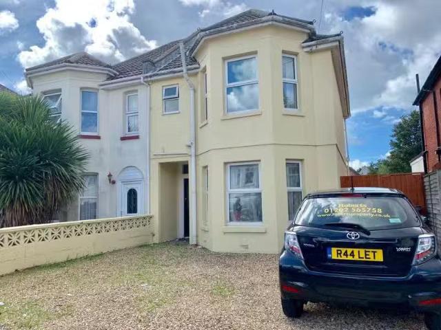 Cheap 1 BA 5 bedroom house for rent in P02821 Five Double Bed.