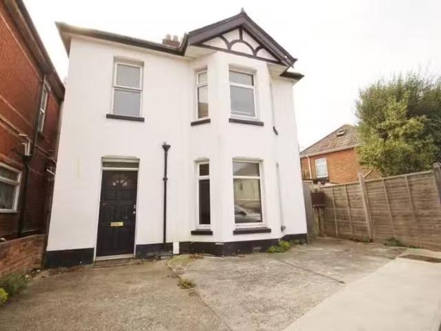 Cheap 1 BA 5 bedroom property for rent in Limited Road, Bourne.