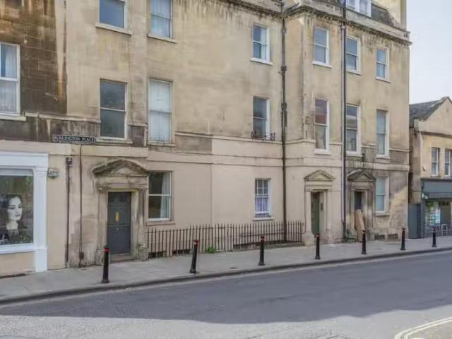 Deal! 1 bedroom ground floor flat for rent in Burlington Place.