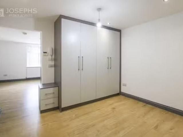 Just in! 1 bedroom flat for rent in Newport Street, Bolton, Gr.