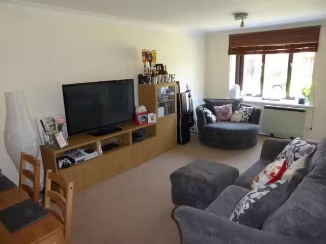 Cheap 1 bedroom flat for rent in Peakes Place, Granville Road.