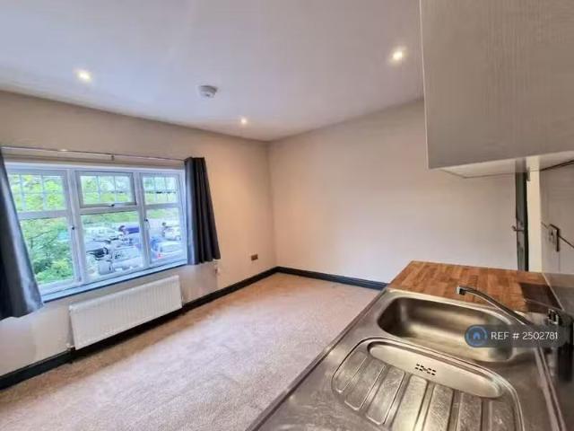 Charming 1 bedroom flat for rent in Station Road, Northfield.