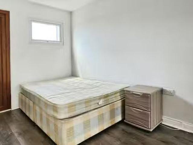 Nice 1 bedroom house share for rent in Greenstead Road, Colche.