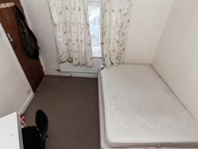 Rental! 1 bedroom house share for rent in Laura Street, Trefor.