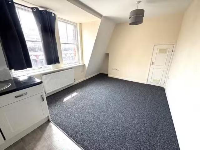 Nice 1 bedroom semi detached house for rent in Seaside Road, E.
