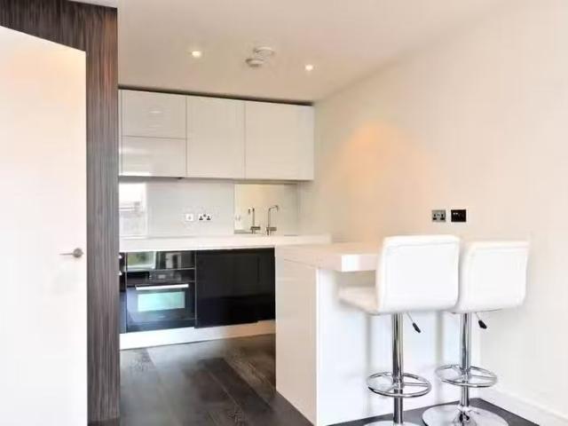 Just in! 1 bedroom property to let in Moore House, 2 Gatliff R.