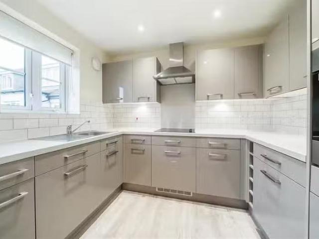 Charming 1 bedroom retirement property for rent in Woolmans Lo.