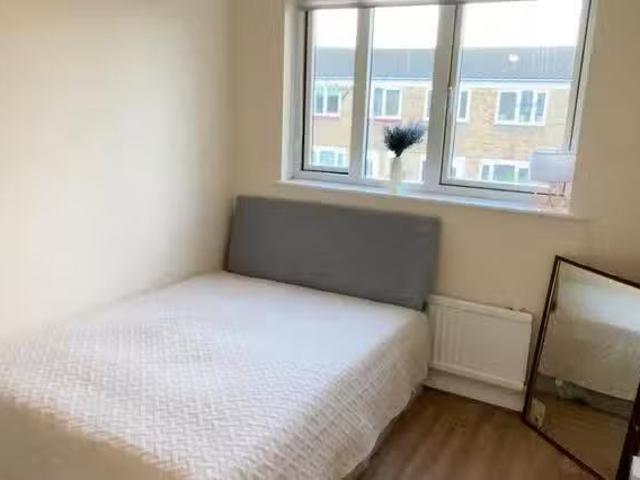 Nice 1 BR Amina Way, London