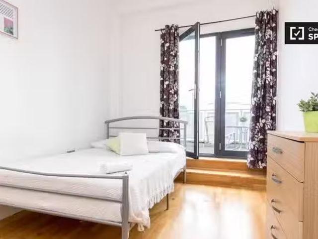 Charming 1 BR Bright room in 4 bedroom flatshare in Tower Haml.