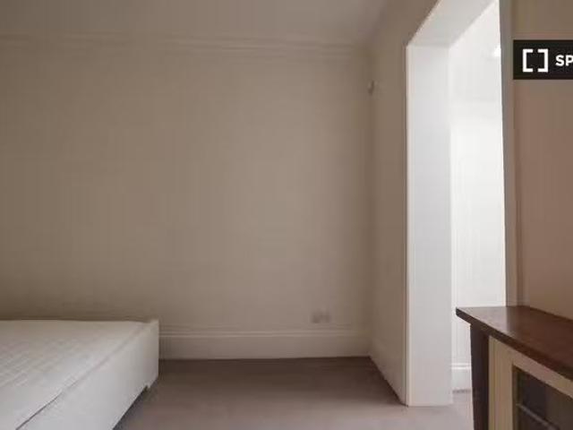 Cheap 1 BR Furnished room in 6 bedroom flat in Hammersmith &am.