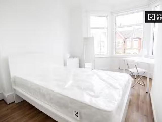 Just in! 1 BR Furnished room in 6 bedroom flat in Wood Green.