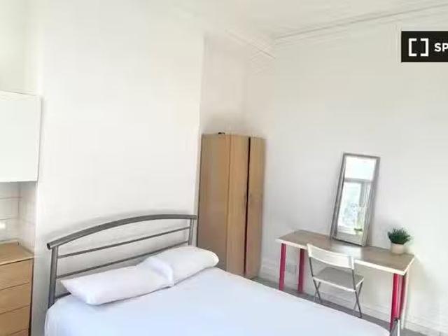 Rental! 1 BR Furnished room with desk in shared flat, Kilburn
