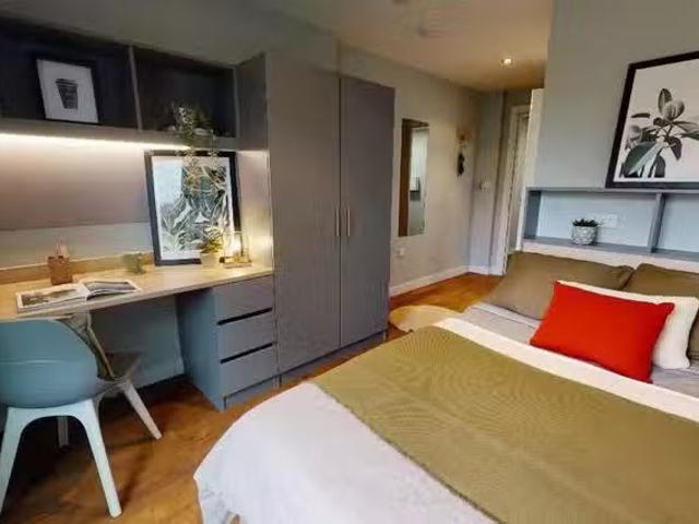 Charming 1 BR i Q Knight House 5 Bed Bronze Room