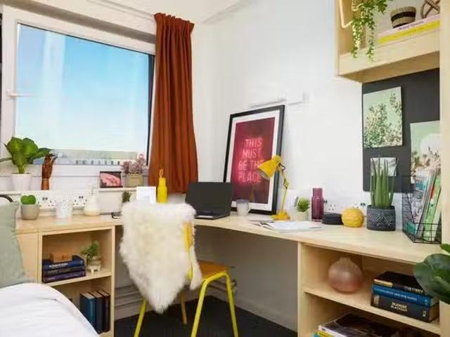 Just in! 1 BR James Watt WHEELCHAIR ACCESSIBLE ENSUITE