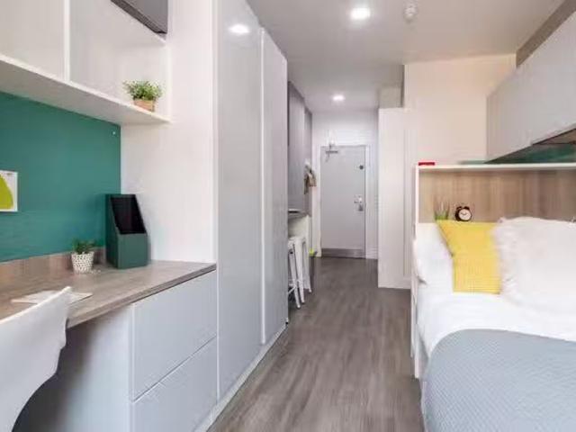 Rental! 1 BR Kingston Plaza Standard Studio