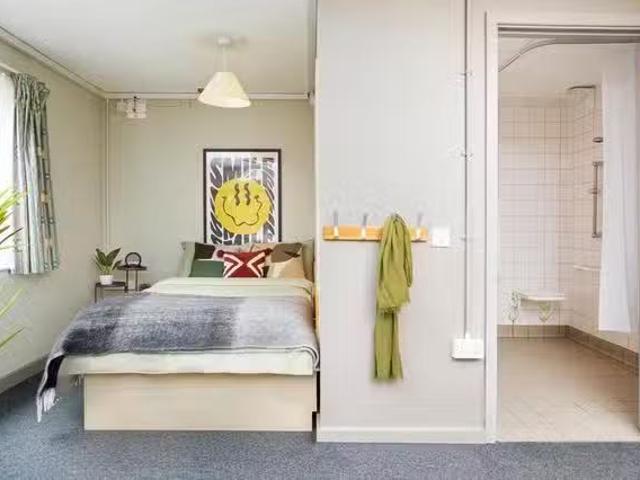 Unique 1 BR Lakeside Large Ensuite
