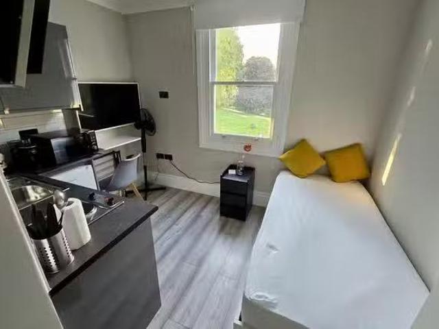 Deal! 1 BR Philbeach Gardens, London