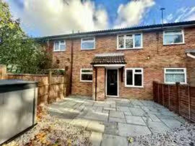 Cozy 1 BR Property & Houses to Rent: Ashridge, Farnborough, Ha.