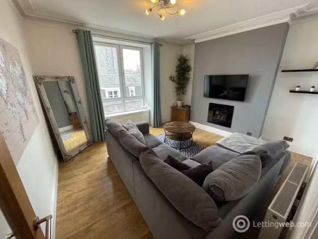 Cheap 1 BR Property to rent in 3 Raeburn Place 2FR