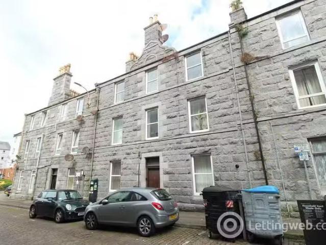 Cheap 1 BR Property to rent in Fraser Street, Top Floor Right.