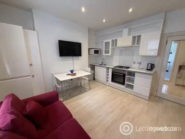 Nice 1 BR Property to rent in Fraser Street, First Floor Right.