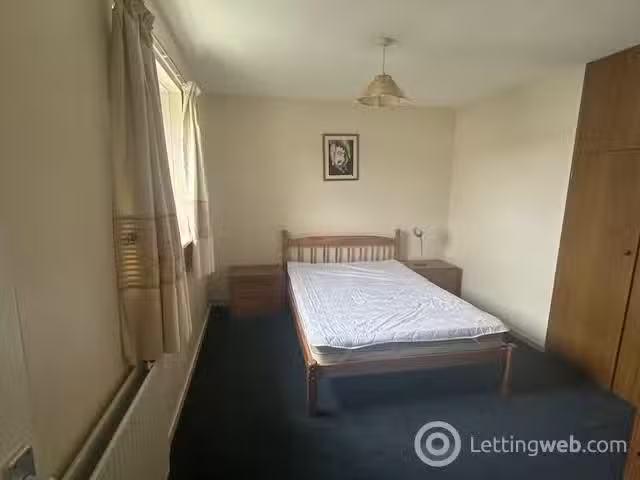 Cheap 1 BR Property to rent in Peveril Rise, Livingston, West.