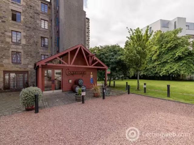 Cozy 1 BR Property to rent in The Cooperage, Commercial Wharf.