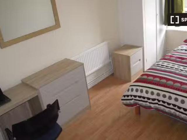 Rental! 1 BR Room for rent in 3 Bedroom Apartment in Tower Ham.