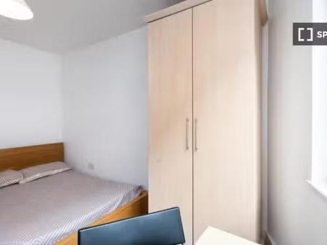 New 1 BR Room for rent in 3 bedroom apartment in Islington, Lo.