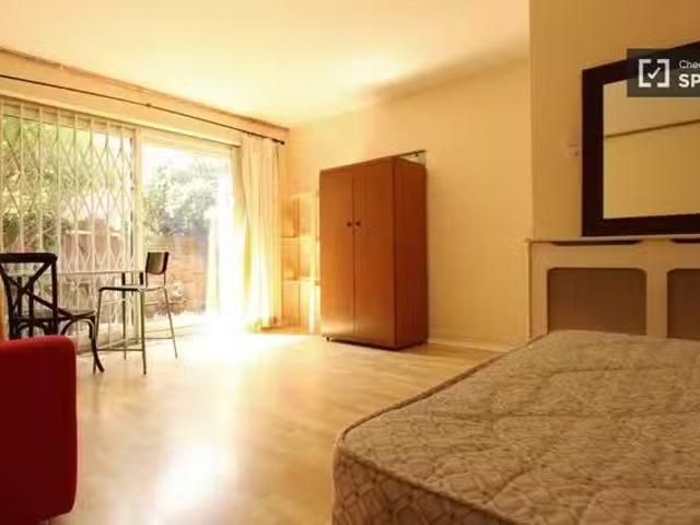 Cheap 1 BR Room for rent in 3 bedroom house in Kensington, Lon.