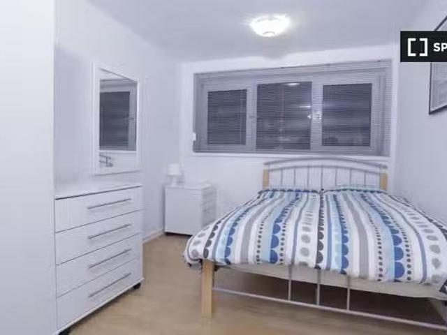 Cheap 1 BR Room for rent in a 4 Bedroom Apartment in Stratford.
