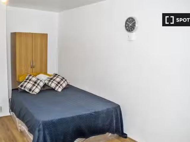 Deal! 1 BR Room for rent in a 5 bedrooms flatshare in Queen's.